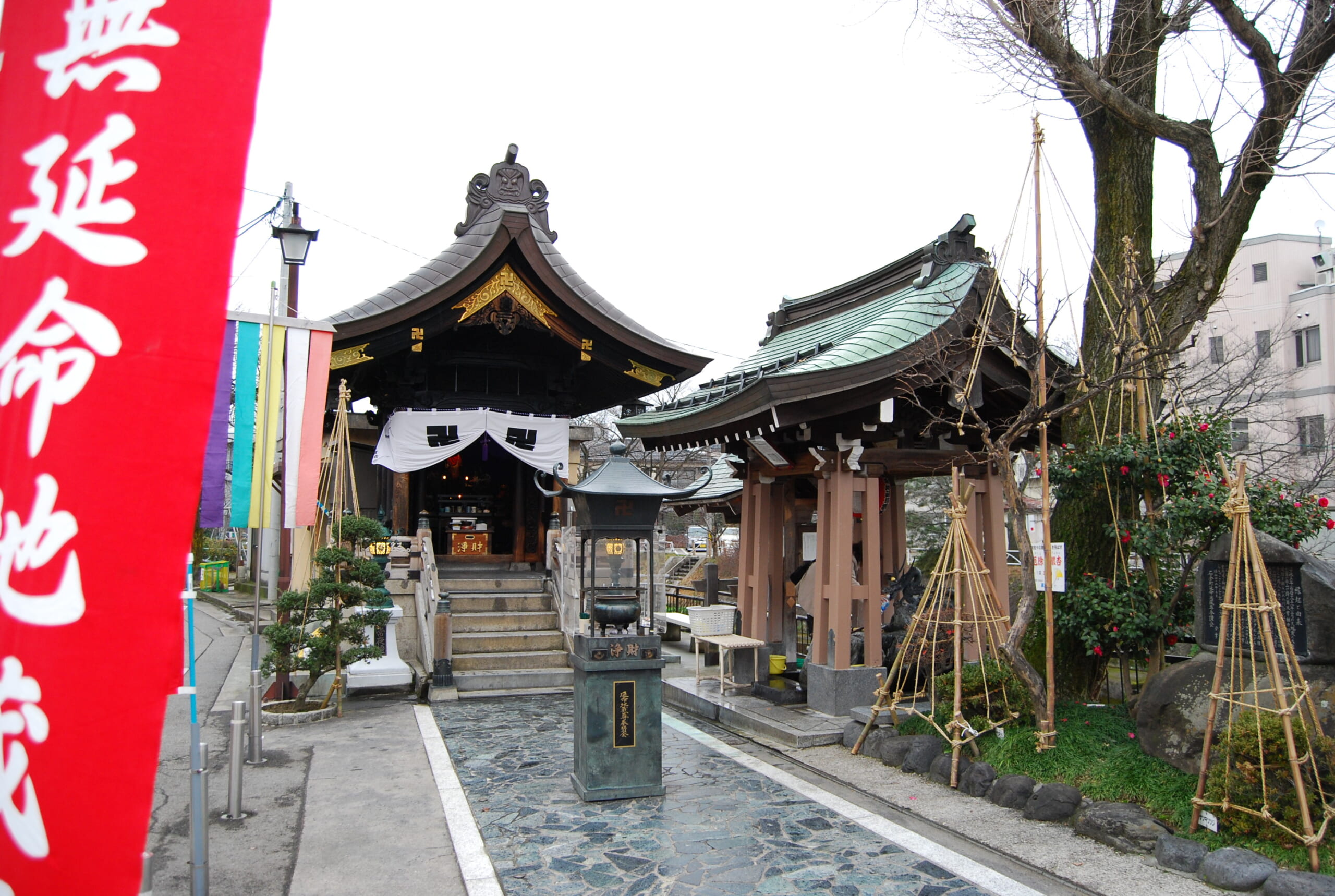 Itachigawa River and Ishikura-machi Enmei Jizo Statue - Toyama City ...